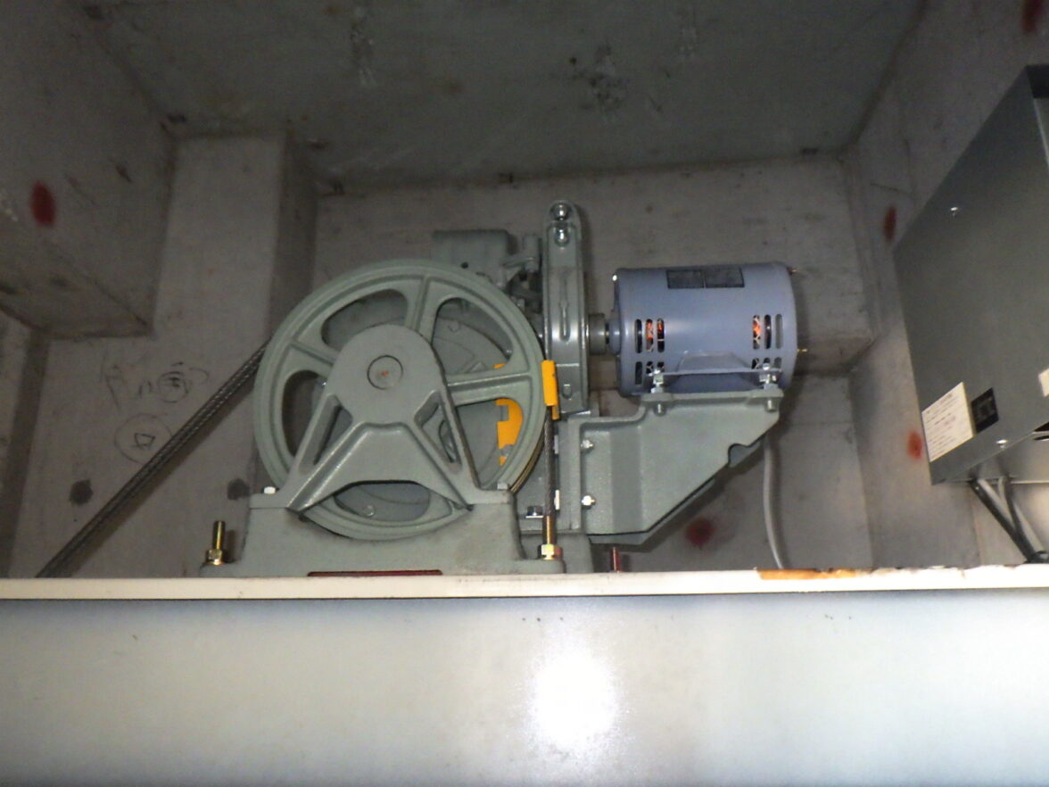 巻上機用シーブ交換（定期検査要是正の改善） | 小荷物専用昇降機(ダムウェーター).com